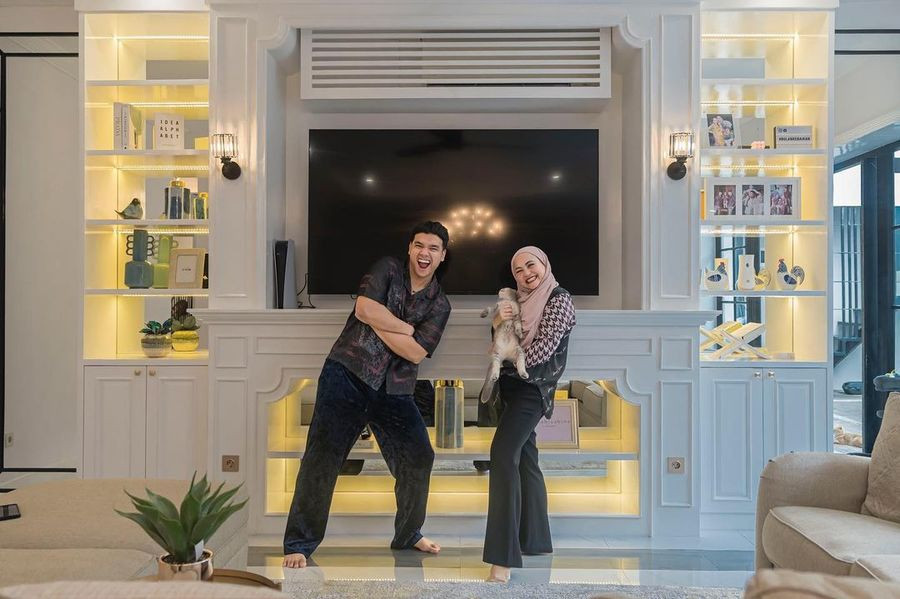 Potret Mewah Rumah 3 Lantai Fadly Faisal Kakak Fuji, Baru Beli Mobil