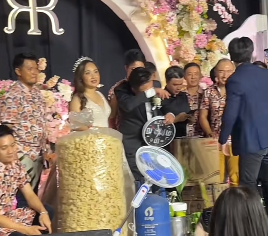 Viral Aksi 50 Tamu Undangan Pakai Baju Kembar Wajah Pengantin Pria ... Viral Aksi 50 Tamu Undangan Pakai Baju Kembar Wajah Pengantin Pria ...