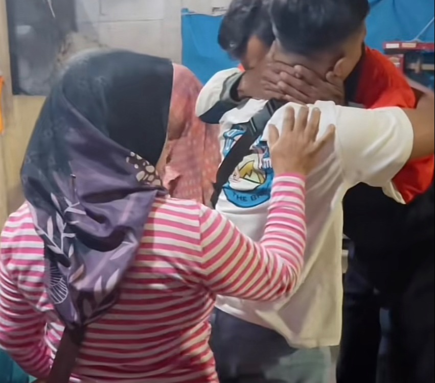 Nyamar Jadi Pembeli Dagangan Ibu di Pasar, Momen Anak Beri Kejutan Pulang Usai 5 Tahun Merantau ...