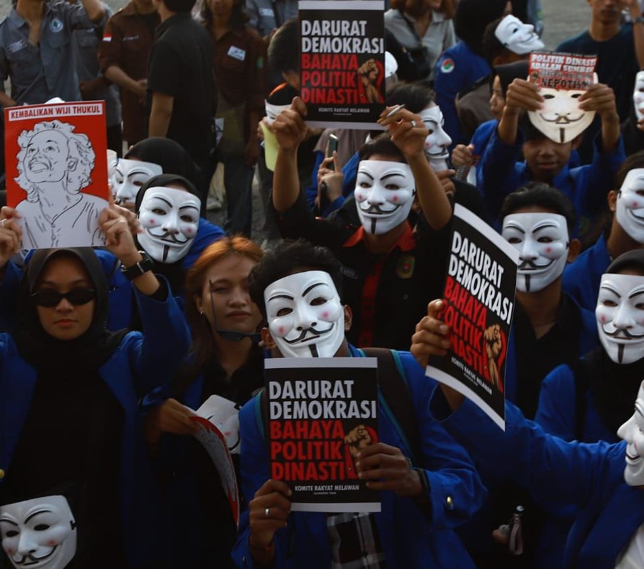 FOTO: Aksi Ratusan Mahasiswa di Samarinda Demo Lawan Politik Dinasti ...
