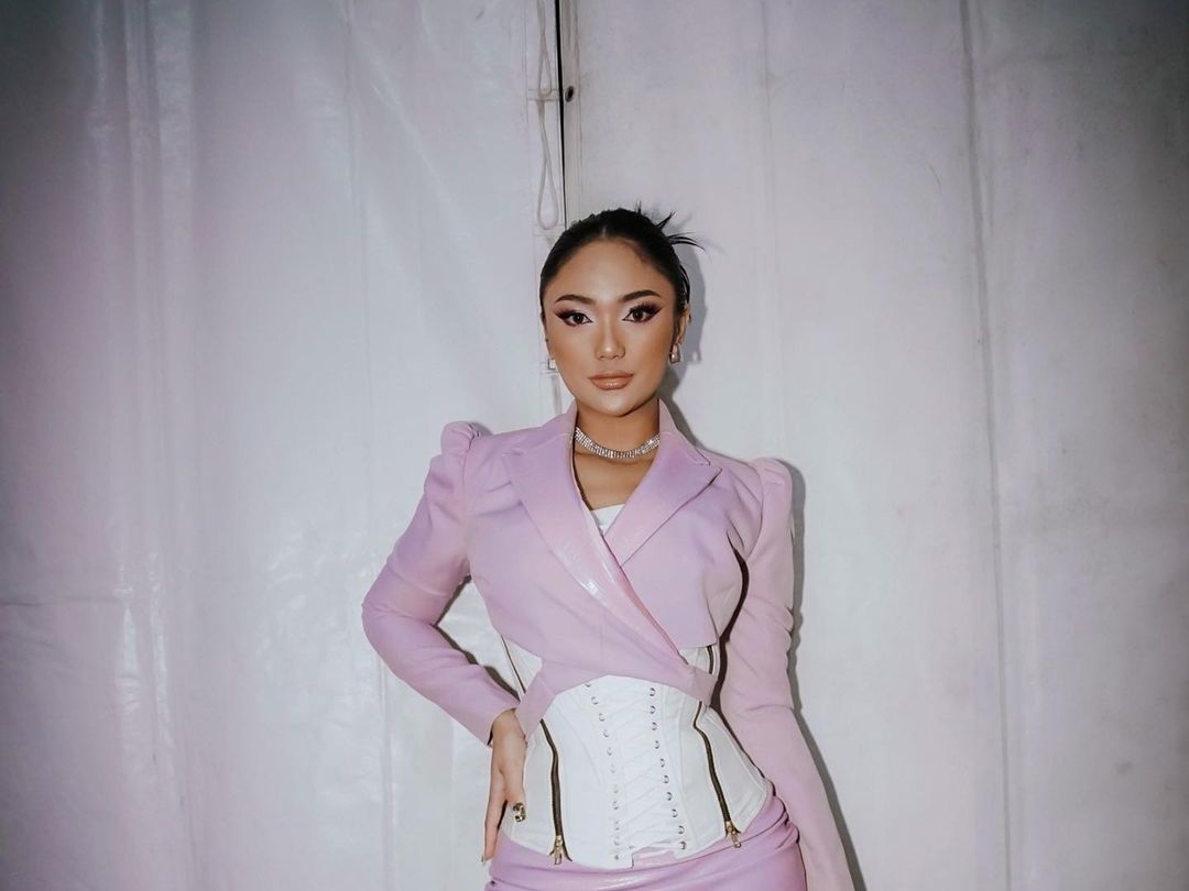 Potret Marion Jola Pose Manja, Bajunya Bikin Salfok | Dream.co.id
