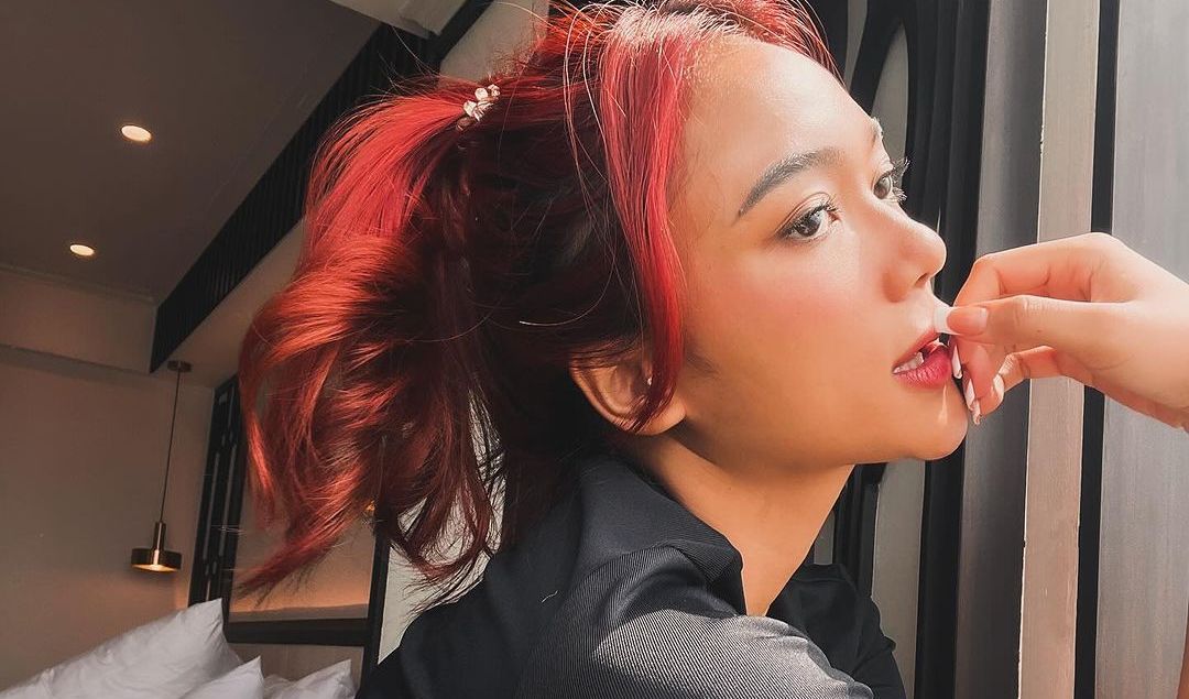 Potret Marion Jola Pose Manja, Bajunya Bikin Salfok | Dream.co.id