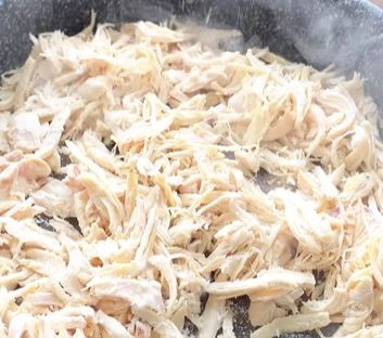 Resep Ayam Suwir Sambal Dabu-Dabu Chef Ocit, Asam Pedas Bikin Ketagihan | Dream.co.id