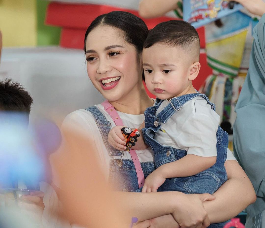 Nagita Slavina Rias Wajah Sendiri, Lipstik Fuchsia jadi Daya Tarik