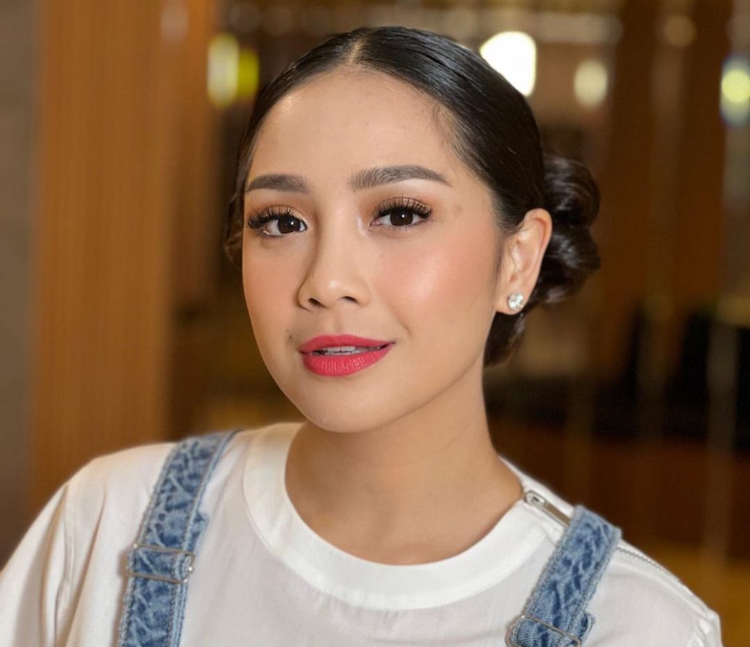 Nagita Slavina Rias Wajah Sendiri, Lipstik Fuchsia jadi Daya Tarik