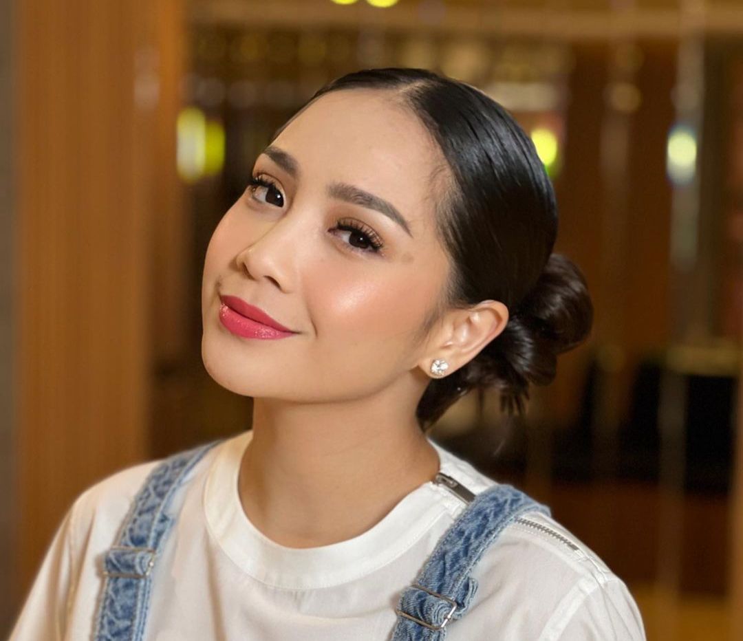 Nagita Slavina Rias Wajah Sendiri, Lipstik Fuchsia jadi Daya Tarik
