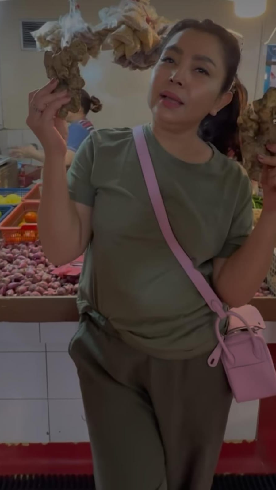 Potret Mayangsari Belanja ke Pasar, Tampil Simple tapi Kece Abis Pakai Tas Hermes dan Kacamata ...