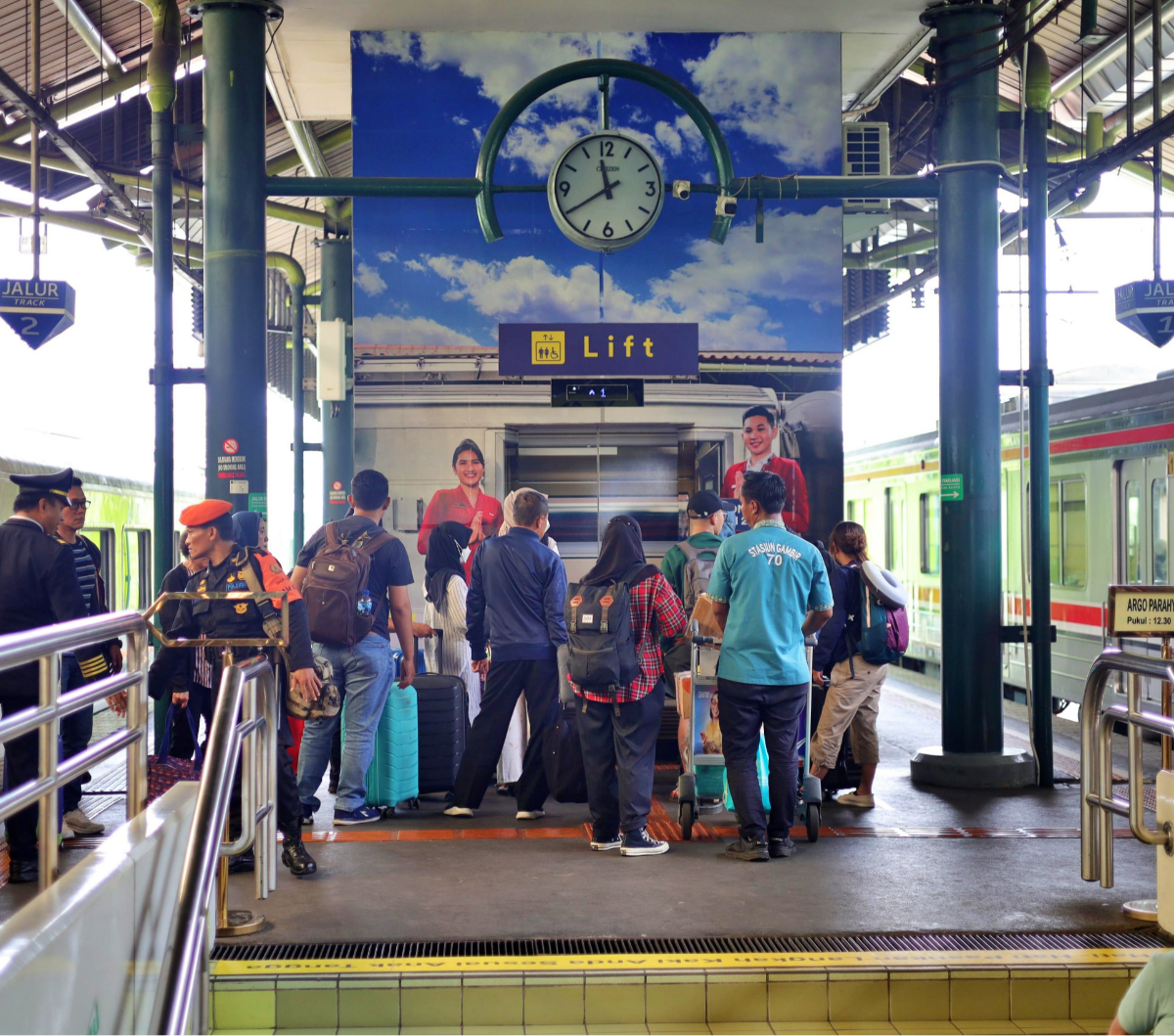 14 Juta Orang Bepergian Naik Kereta Api Selama Libur Natal dan Tahun ...