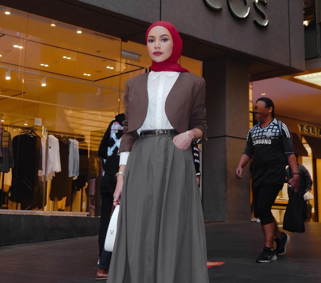 Mix and Match Outfit Formal dengan Hijab Merah ala Selebgram Malaysia
