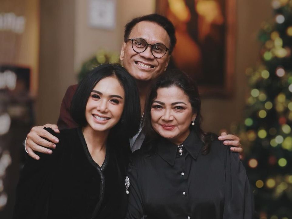 9 Potret Yuni Shara Ikut Perayaan Natal bareng Mantan Suami