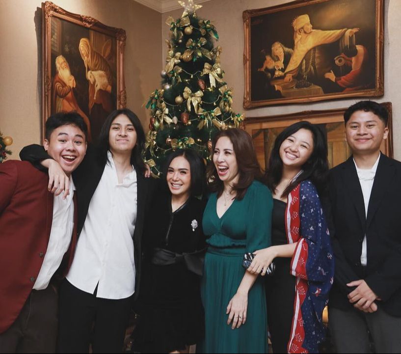 9 Potret Yuni Shara Ikut Perayaan Natal bareng Mantan Suami