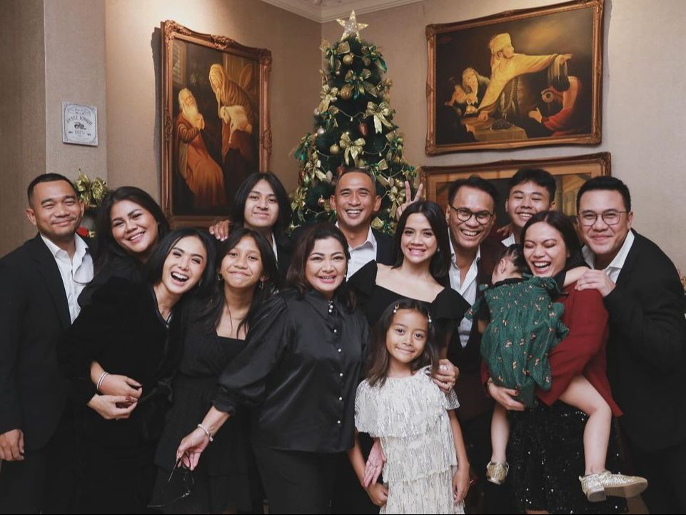 9 Potret Yuni Shara Ikut Perayaan Natal bareng Mantan Suami