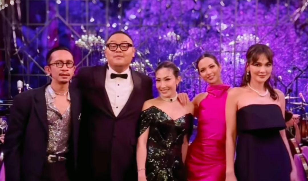 Ekspresi Luna Maya Dapat Lemparan Bunga Pengantin di Resepsi BCL, Netizen 'Gas Tahun Depan Nyusul'