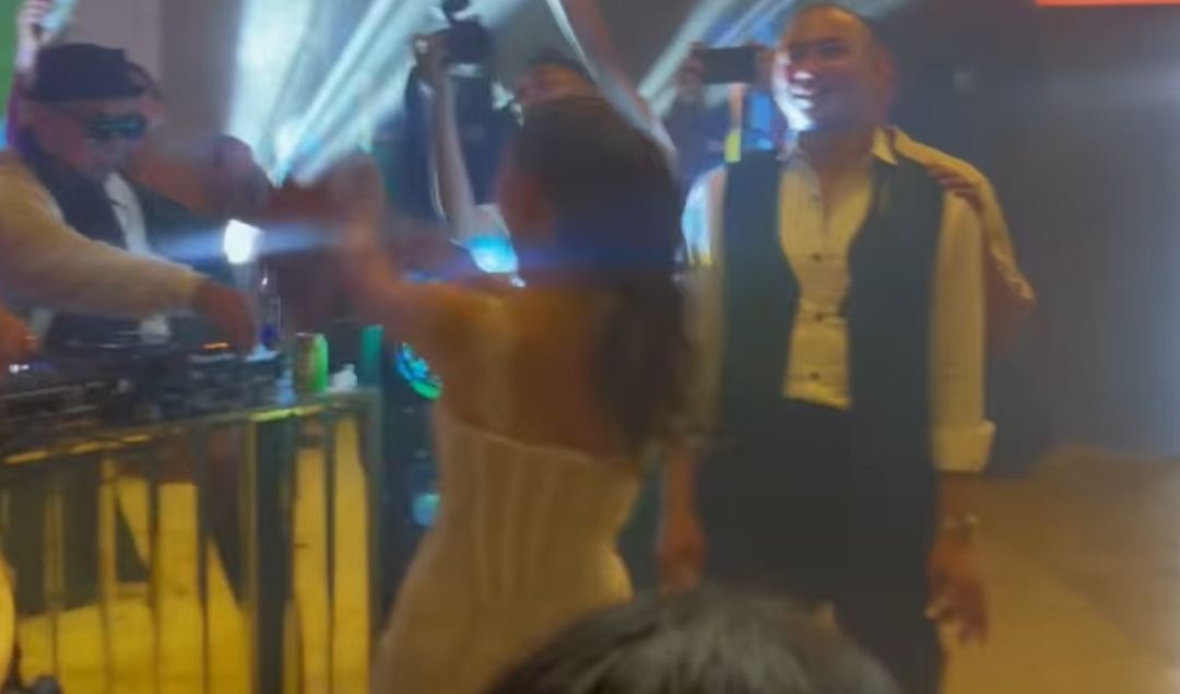 Ekspresi Luna Maya Dapat Lemparan Bunga Pengantin di Resepsi BCL, Netizen 'Gas Tahun Depan Nyusul'