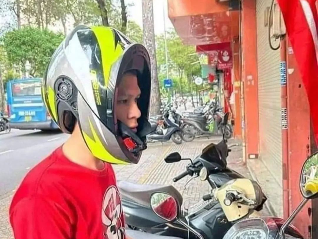 10 Potret Cara Pakai Helm yang Salah Kaprah, Mau Dimaklumi Tapi Kok Parah Banget - Galeri Otosia.com