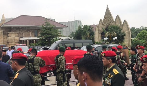 Azan Zuhur Iringi Pemakaman Doni Monardo di TMP Kalibata