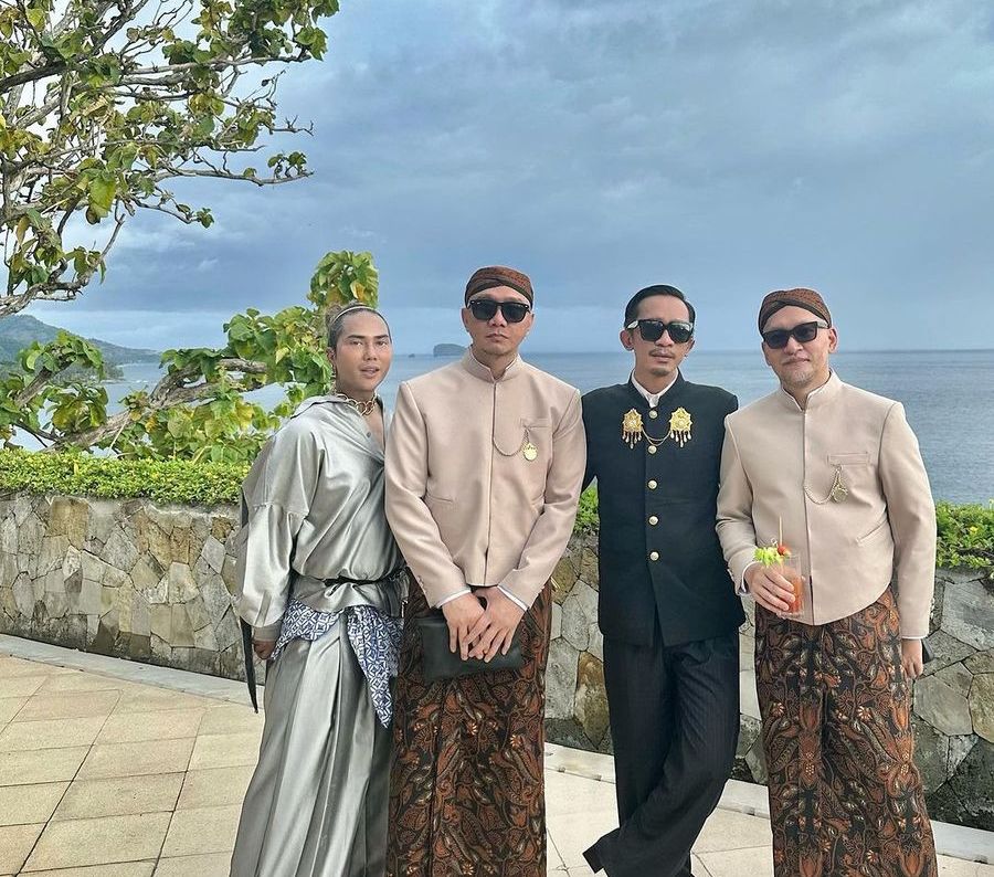 Ganteng dan Gagah! Intip 10 Gaya Aming saat Hadir di Pernikahan BCL dan ... Ganteng dan Gagah! Intip 10 Gaya Aming saat Hadir di Pernikahan BCL dan ...