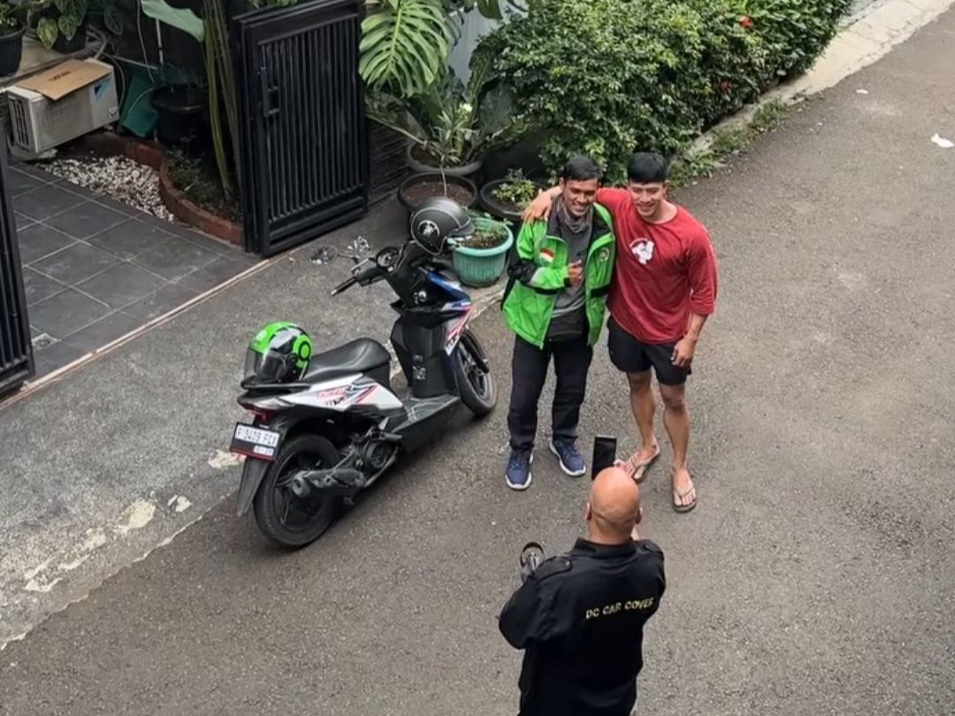 Awalnya Foto Bareng, Ruri Vokalis Repvblik Tiba-Tiba Bikin Sopir Ojol Menangis Haru