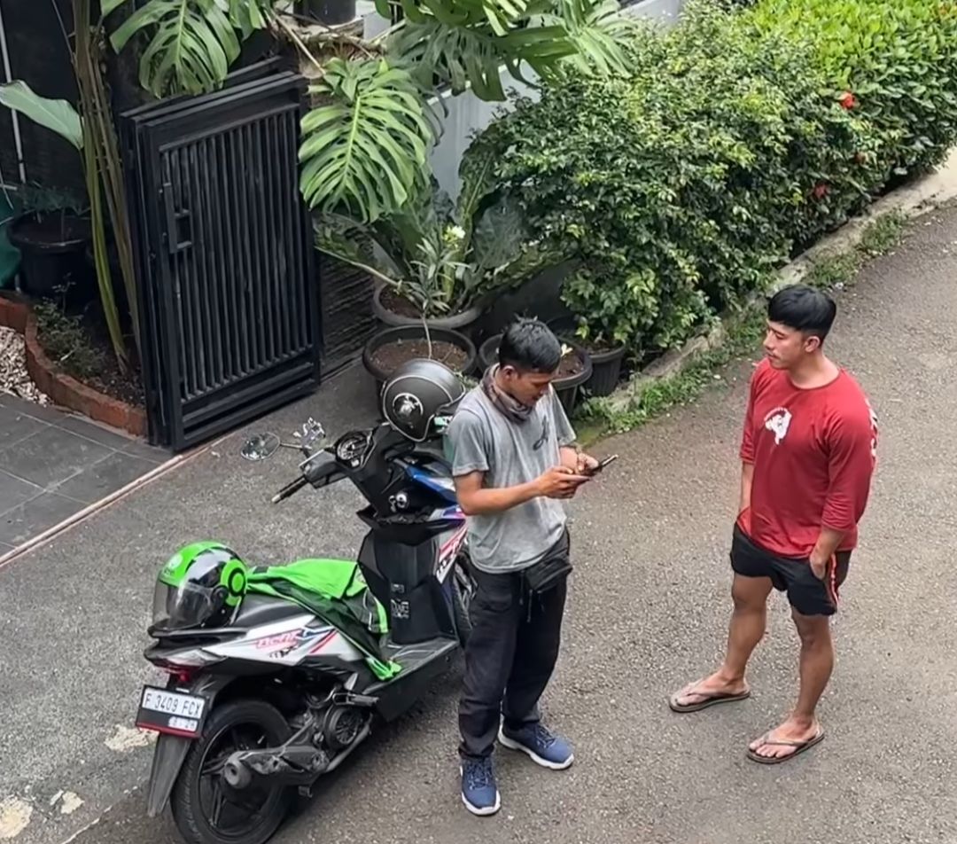 Awalnya Foto Bareng, Ruri Vokalis Repvblik Tiba-Tiba Bikin Sopir Ojol Menangis Haru