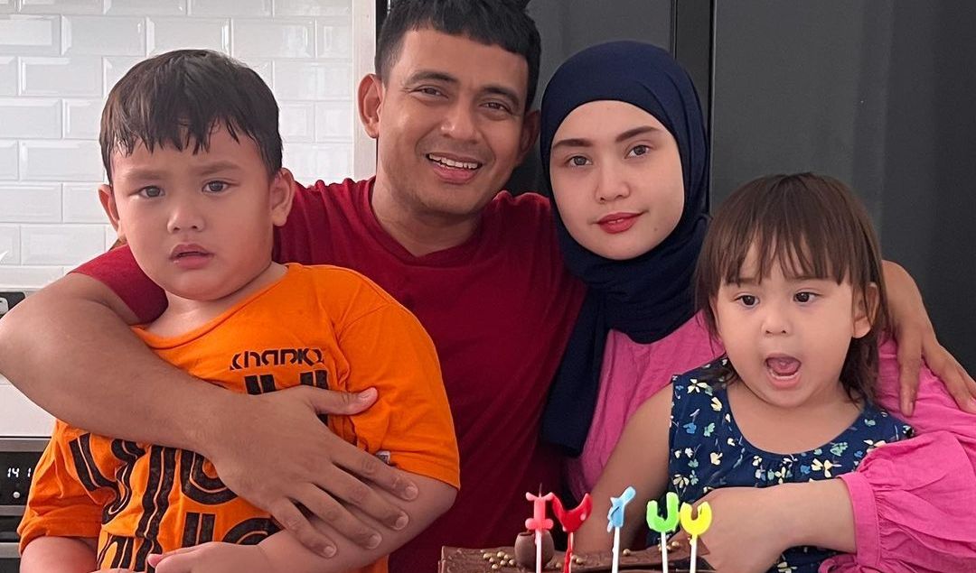 8 Potret Keluarga Aktor Zaky Zimah dan Istri yang Beda Usia 19 tahun ...