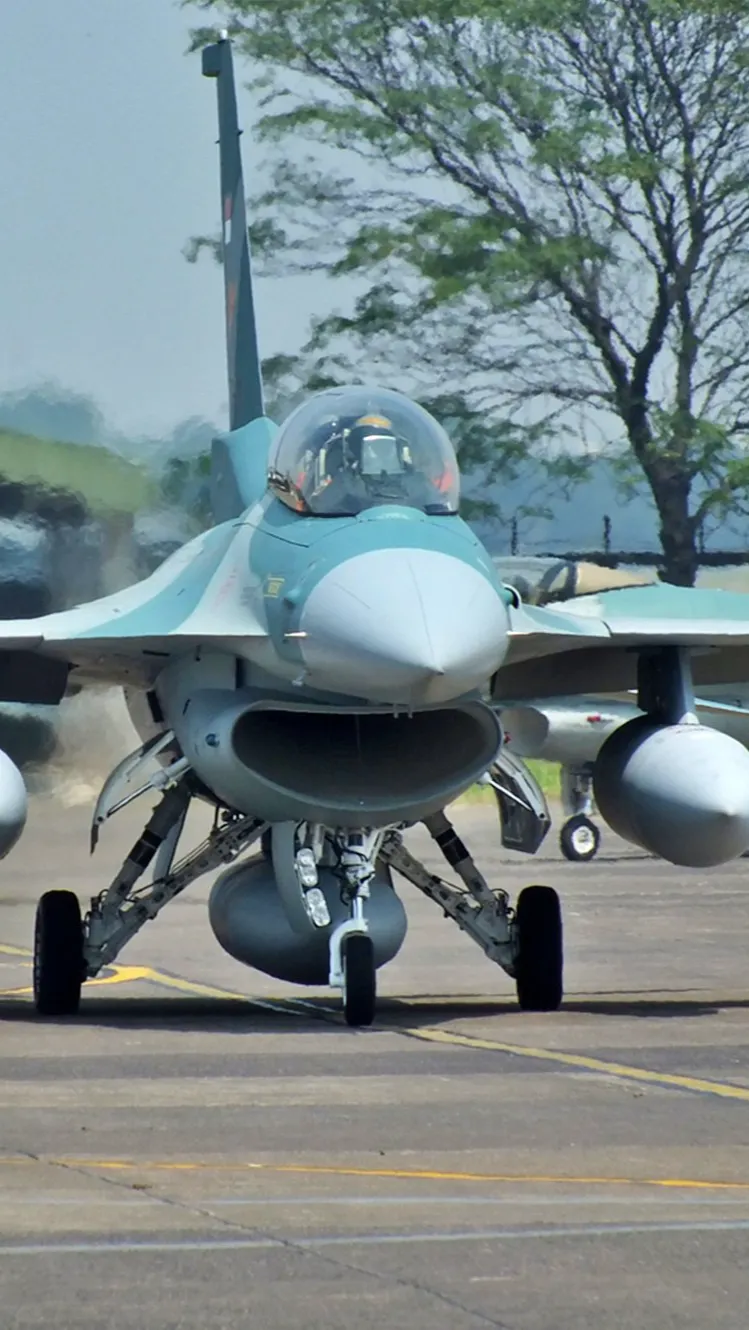 F-16, Legenda si Elang Tempur