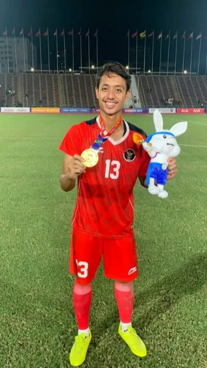 Momen Pemain Timnas Pegang Medali Emas
