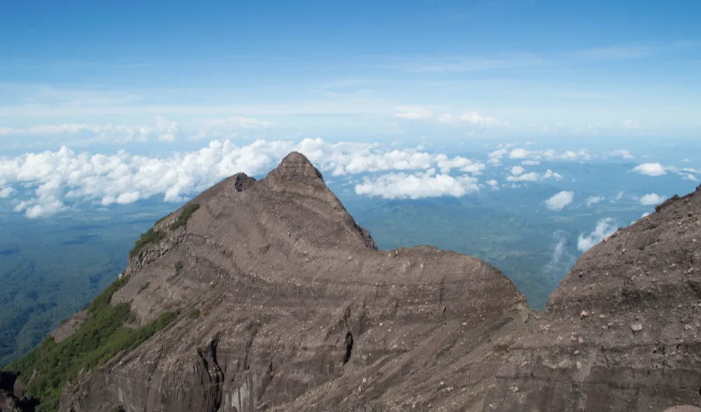 Daftar Gunung Paling Ekstrem di Indonesia, Tertarik Mencoba?