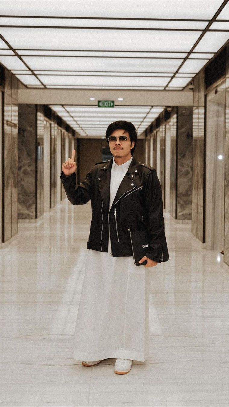 Padukan Thawb dan Jaket Kulit, Simak Detail Outfit Keren Atta ...