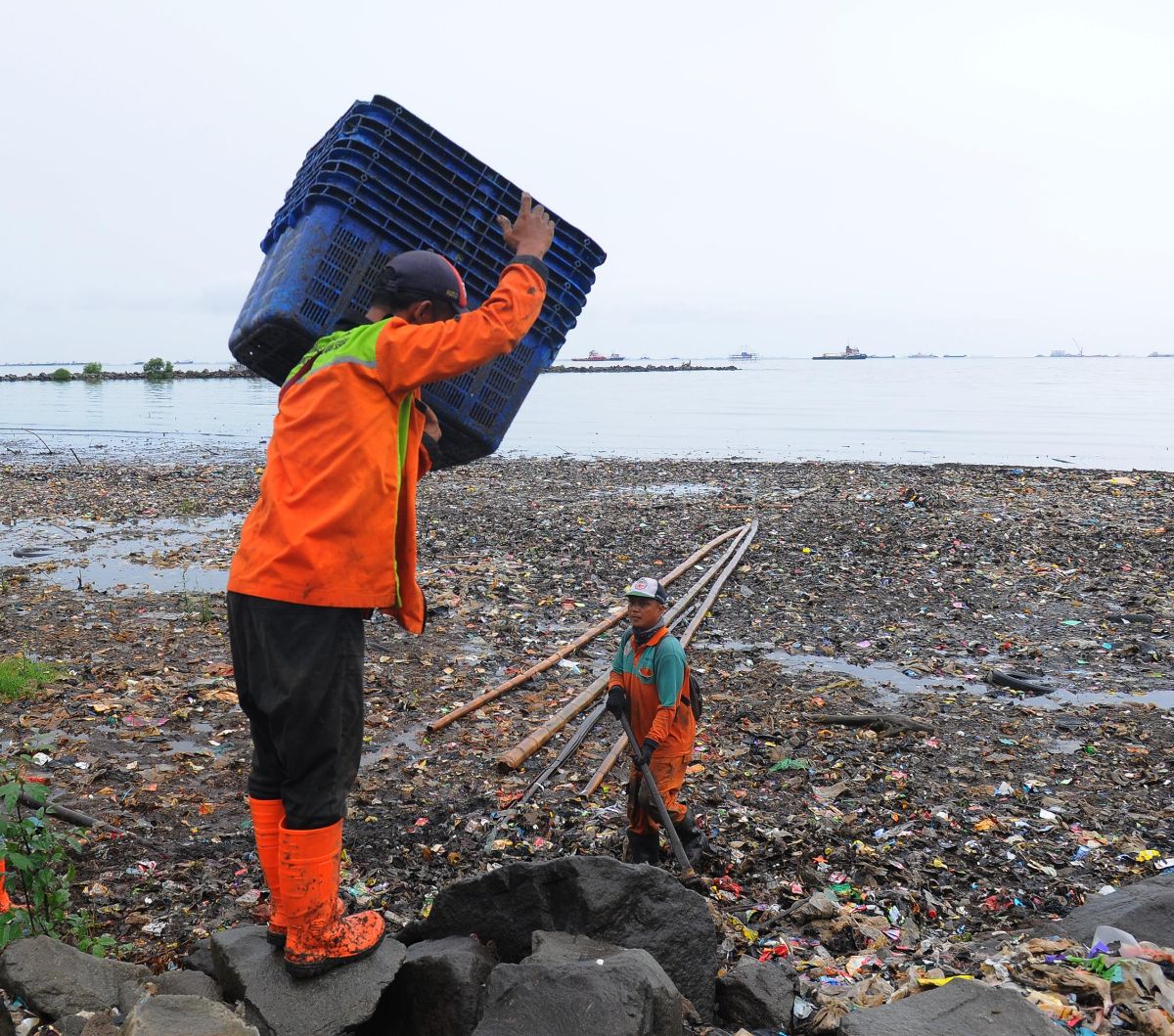 Daratan Sampah di Pesisir Jakarta, Salah Siapa?