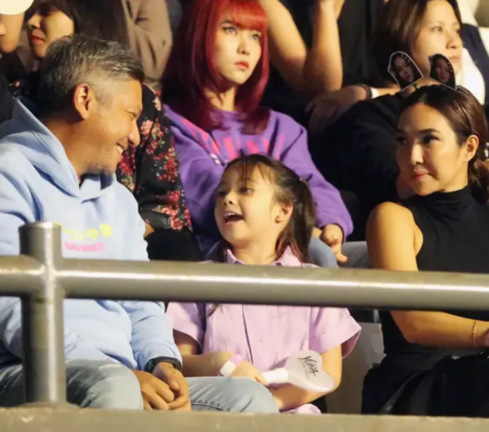 Potret Gading Marten dan Gisel Anastasia Ajak Gempi Nonton Konser Yura Yunita, Kompak Banget