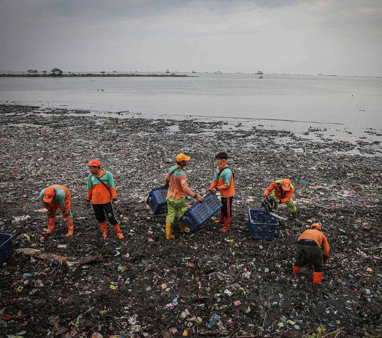 Daratan Sampah di Pesisir Jakarta, Salah Siapa?