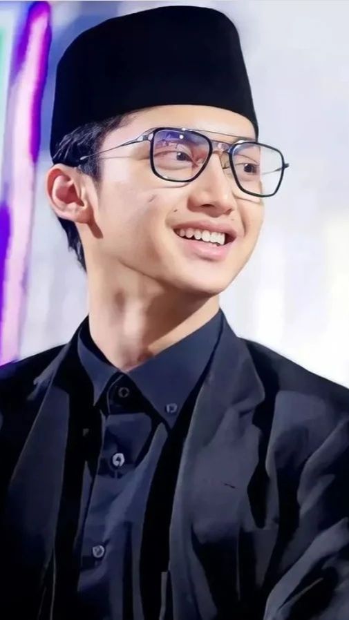 Potret Gus Azmi, Vokalis Grup Selawat Ponpes Probolinggo Suaranya ...