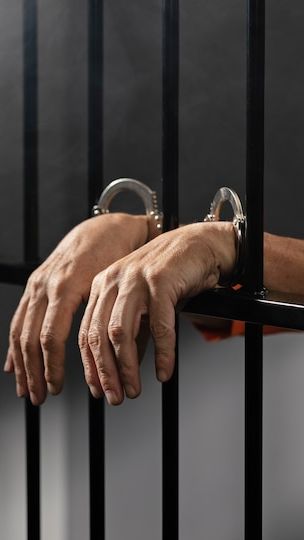 Dikawal Ketat Tengah Malam, Ini Momen Pemindahan 40 Napi Lapas Jatim ke ... Dikawal Ketat Tengah Malam, Ini Momen Pemindahan 40 Napi Lapas Jatim ke ...