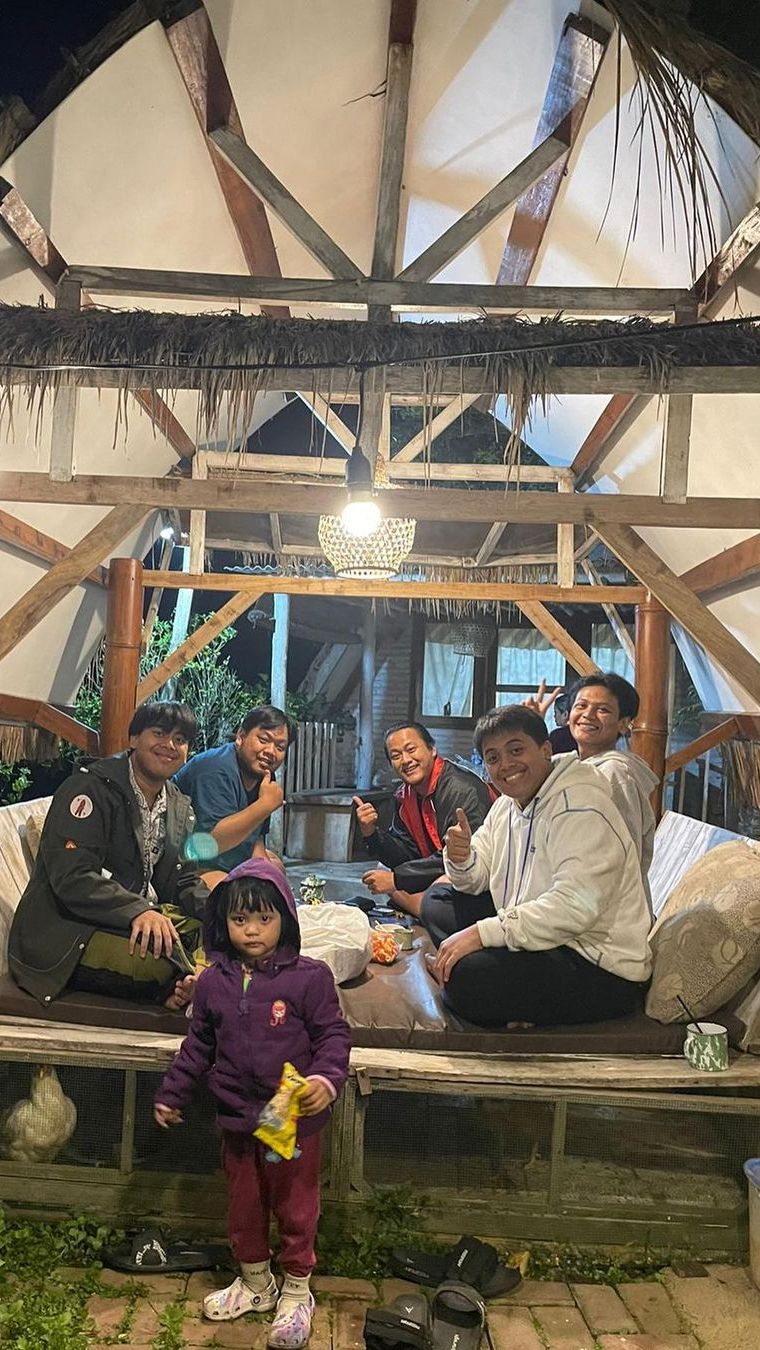 Rela 'Tak Makan' demi Pendidikan Anak, Ini Potret Anak Kembar Komeng ... Rela 'Tak Makan' demi Pendidikan Anak, Ini Potret Anak Kembar Komeng ...