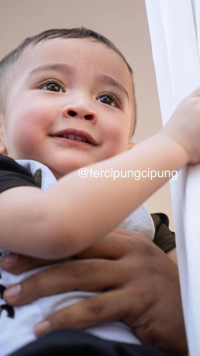 Potret Menggemaskan Rayyanza Manjat Tiang, Netizen 'Sedang Menyapa Rakyat'