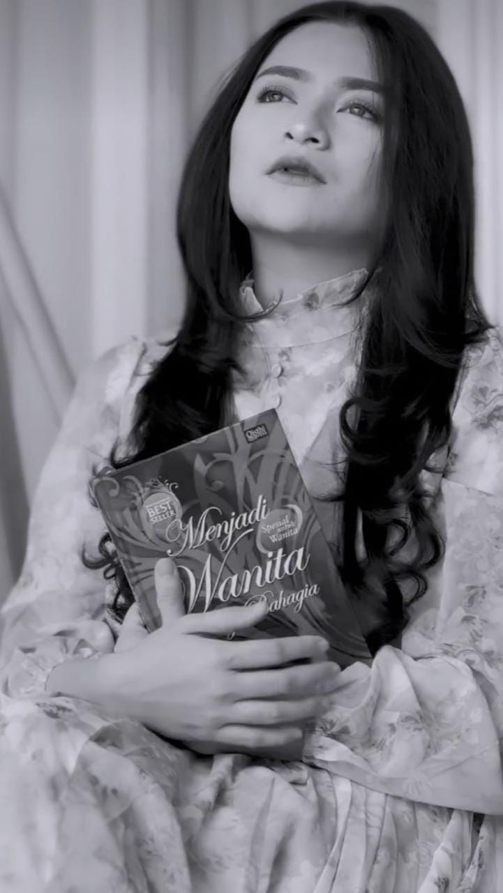 Mantap Lepas Hijab, Potret Terbaru Nathalie Holscher Pamer Rambut ... Mantap Lepas Hijab, Potret Terbaru Nathalie Holscher Pamer Rambut ...