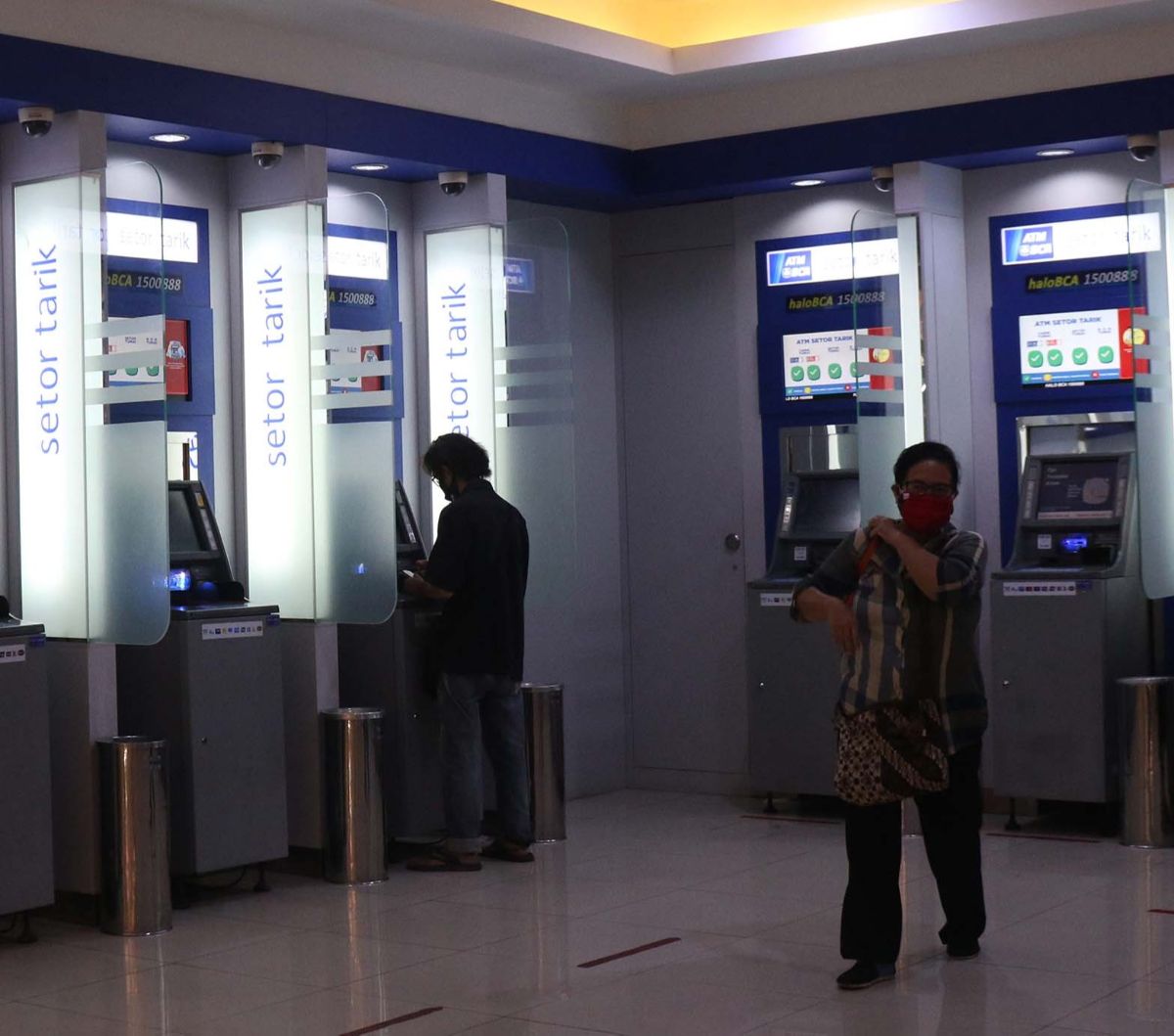 Satpam Perbankan Kini Berlomba Bisa Bantu Nasabah Bertransaksi