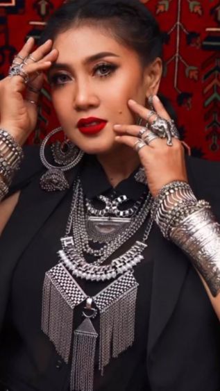 Masih Eksis dan Awet Muda di Usia 44 Tahun, Intip Potret Terbaru Erie Suzan