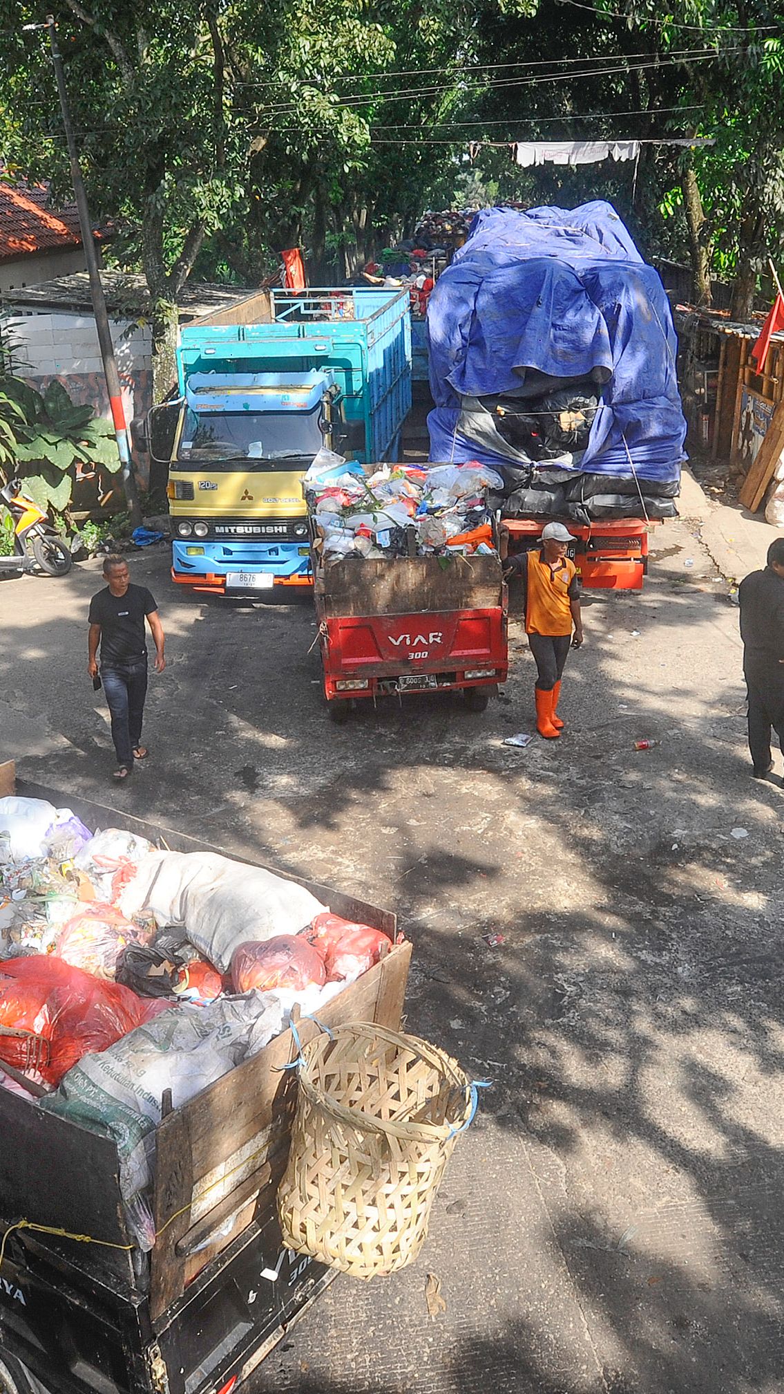 FOTO: TPA Cipayung Kelebihan Kapasitas, Sudah 2 Bulan Antrean Truk Sampah Mengular Parah di Depok