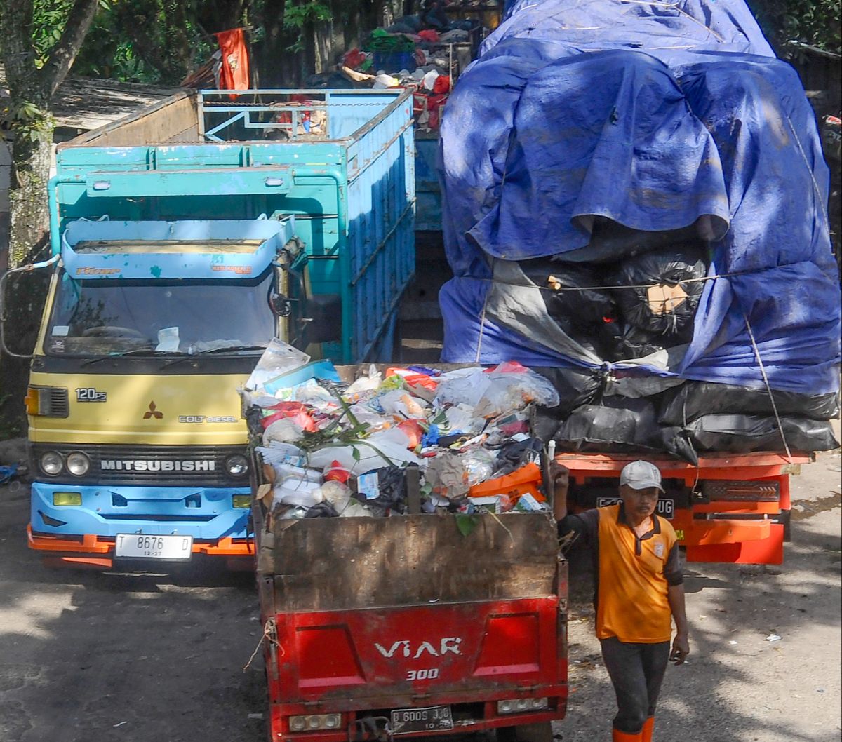 FOTO: TPA Cipayung Kelebihan Kapasitas, Sudah 2 Bulan Antrean Truk Sampah Mengular Parah di Depok