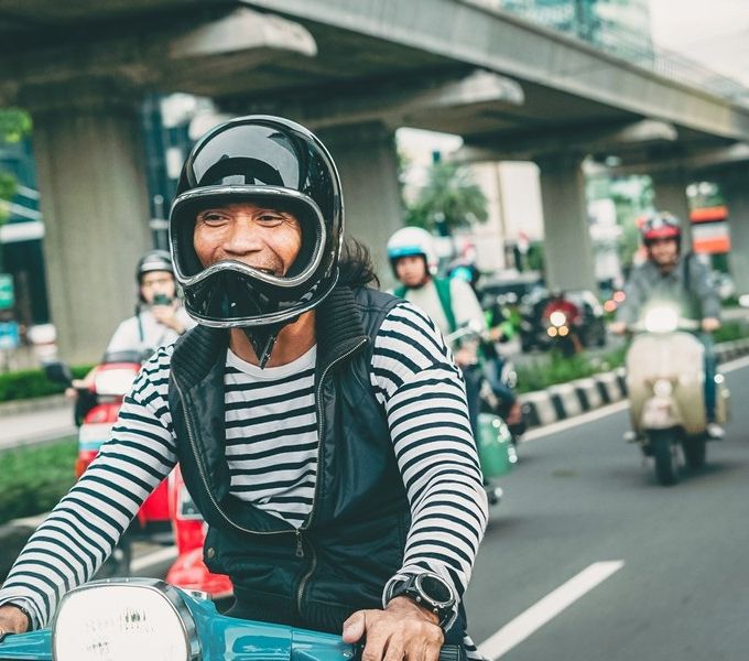 Asyiknya Kaka Slank Kendarai Vespa Klasik Listrik, Jadi Malas Bawa Mobil