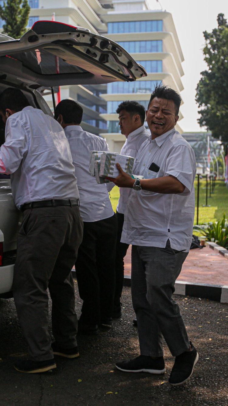 FOTO: Momen Kuasa Hukum Irwan Hermawan Kembalikan Uang Rp27 Miliar Terkait Kasus BTS 4G di Kejagung