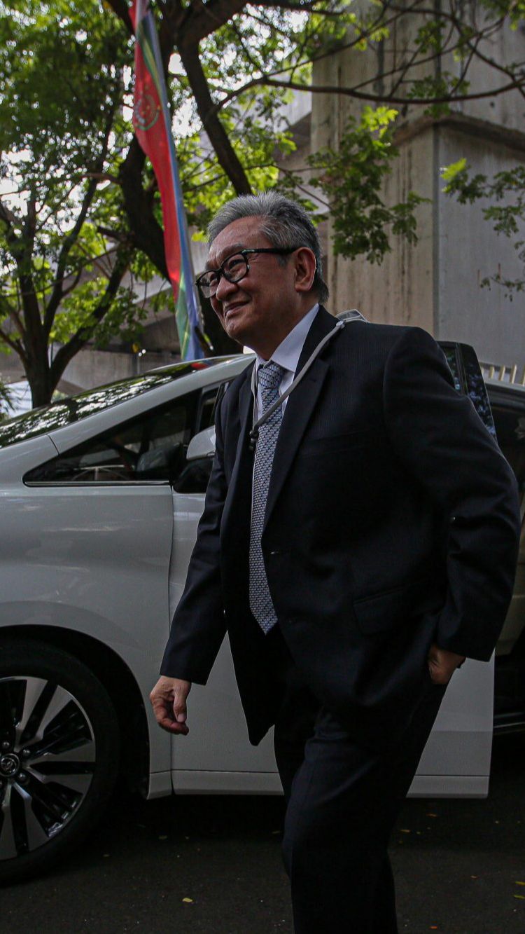 FOTO: Momen Kuasa Hukum Irwan Hermawan Kembalikan Uang Rp27 Miliar ...