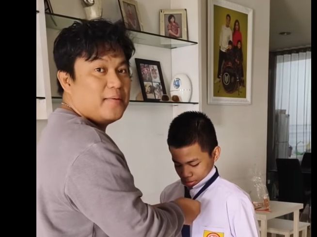 Tak Terasa Alwi Sudah Masuk SMA, Posan Pasangkan Dasinya
