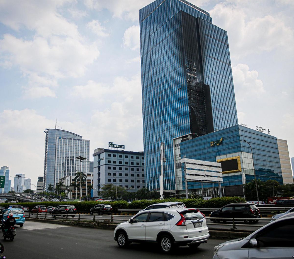 FOTO: Kondisi Gedung K-Link Tower di Jalan Gatot Subroto Dilalap Kebakaran, 21 Mobil Damkar ...