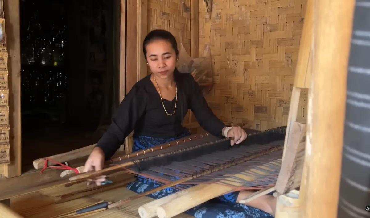 Melihat Para Perempuan Baduy Menenun Kain Tradisional, Hasilkan Motif Indah