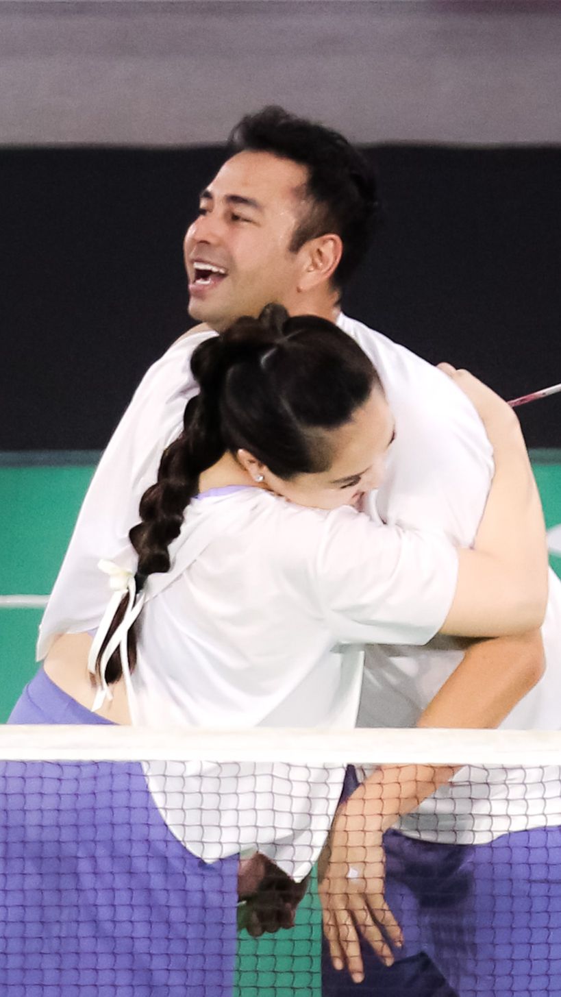 FOTO: Jatuh Bangun Gaya Pasangan Raffi-Gigi saat Tanding Bulu Tangkis ...