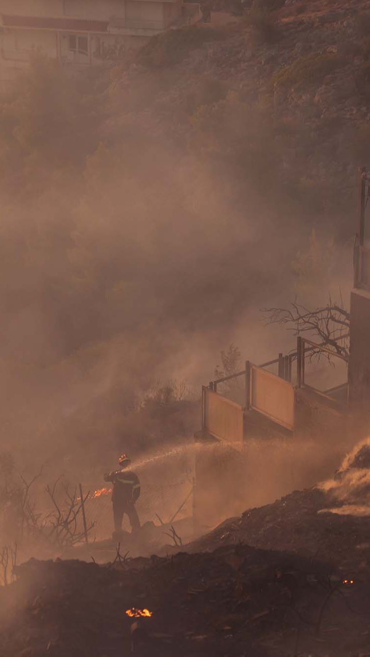 FOTO: Gelombang Panas Ekstrem Picu Kebakaran Hutan di Yunani, Api ...