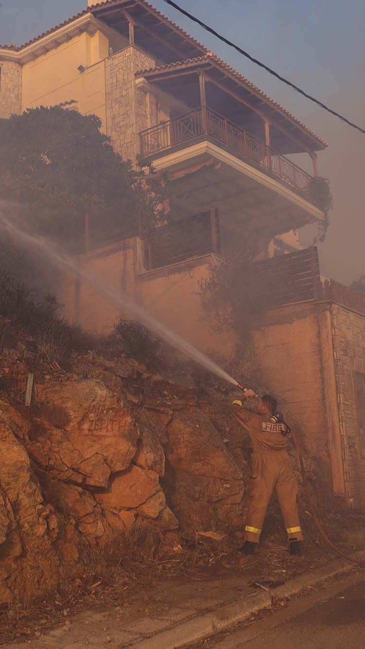FOTO: Gelombang Panas Ekstrem Picu Kebakaran Hutan di Yunani, Api ...