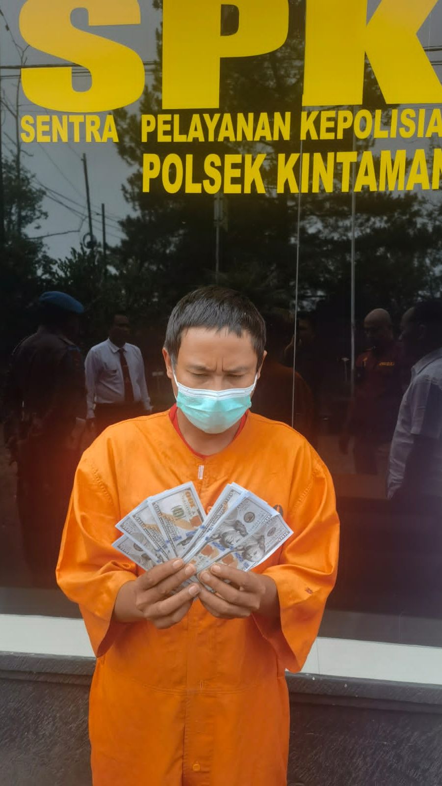 Pemuda Bali Simpan Dollar Palsu Senilai Rp1,5 Miliar, Ngaku Beli di ... Pemuda Bali Simpan Dollar Palsu Senilai Rp1,5 Miliar, Ngaku Beli di ...